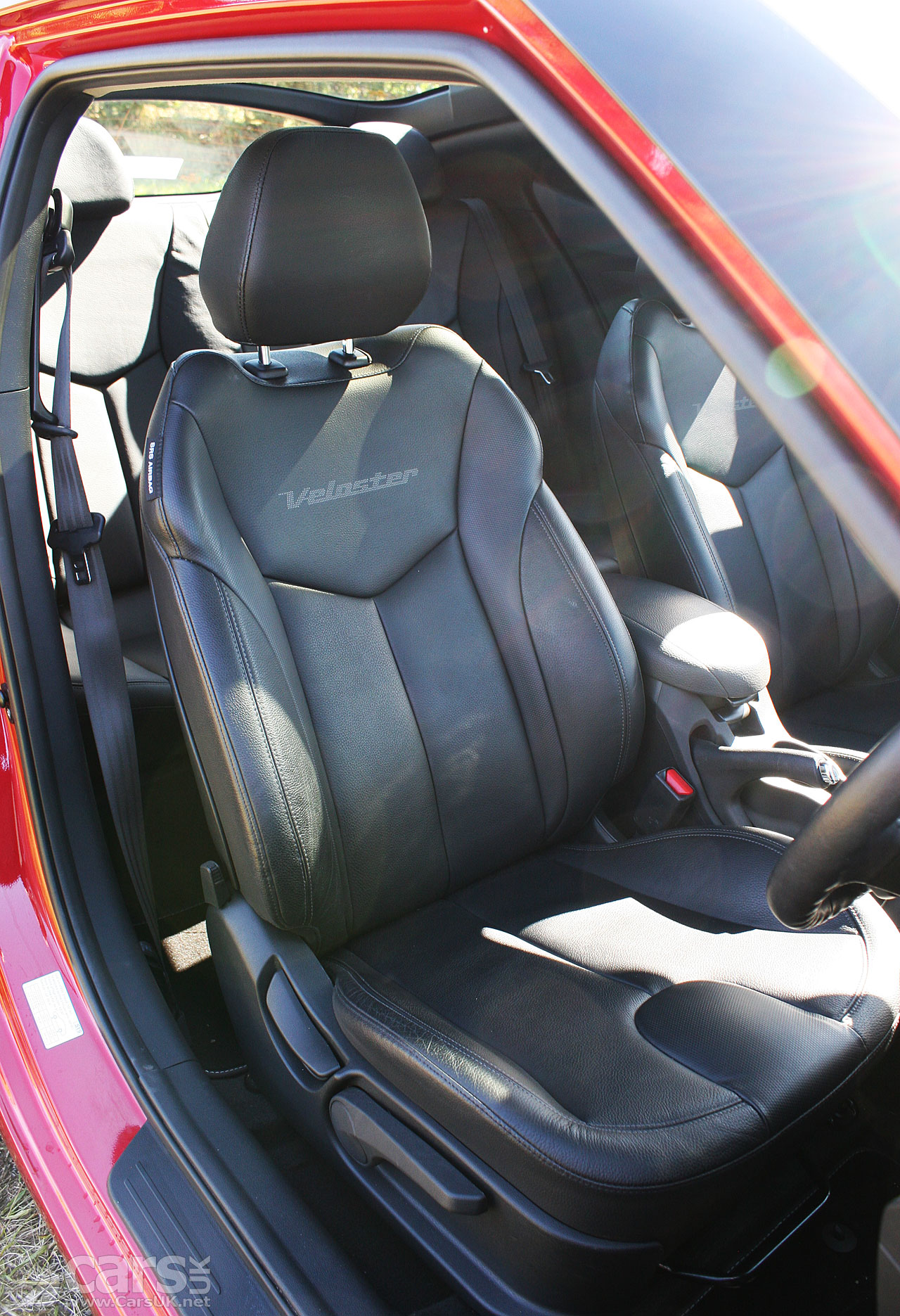 Hyundai Veloster Review: Sport 1.6 GDi (2012) | Cars UK