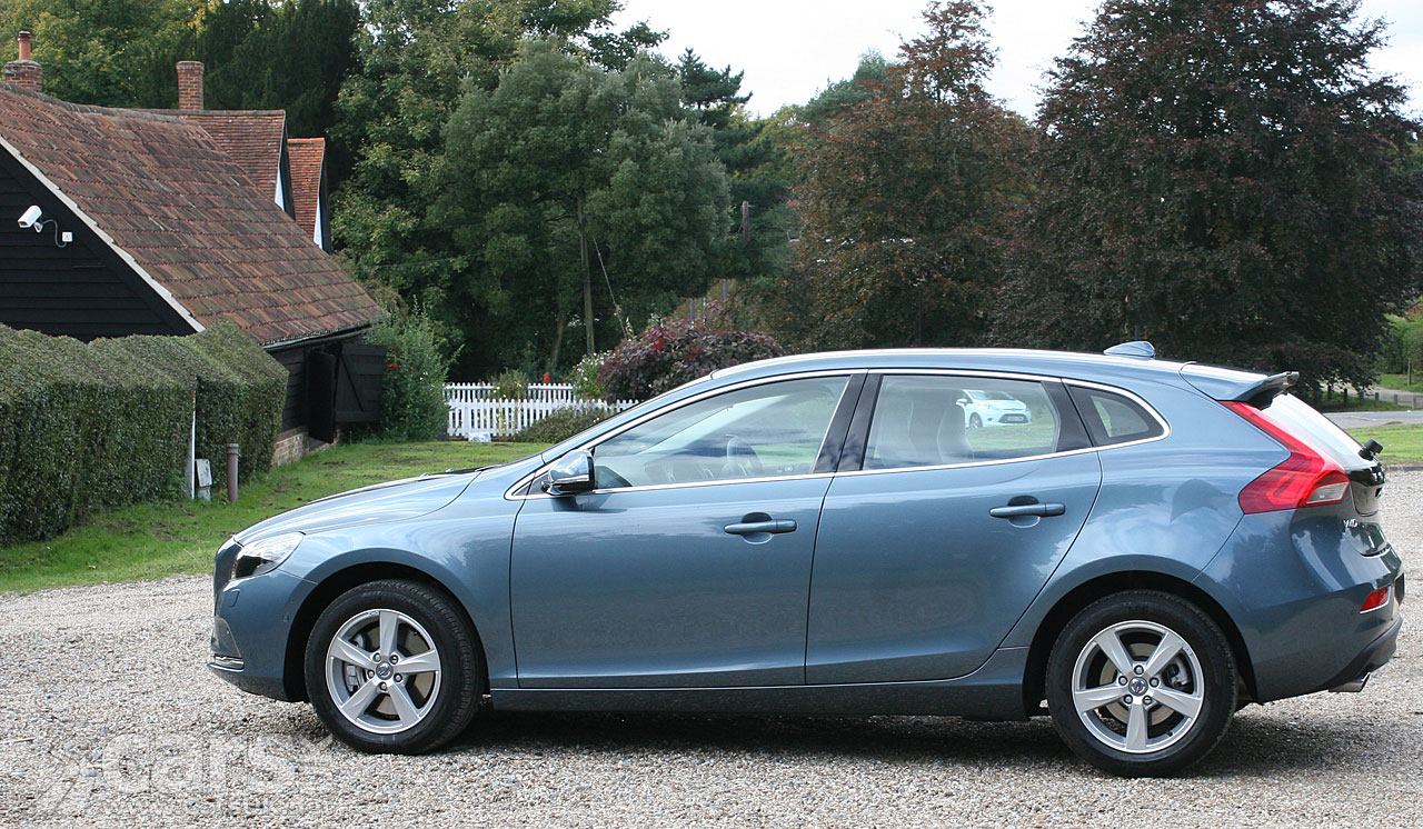 Volvo V40 Review: D3 SE Nav (2012) | Cars UK