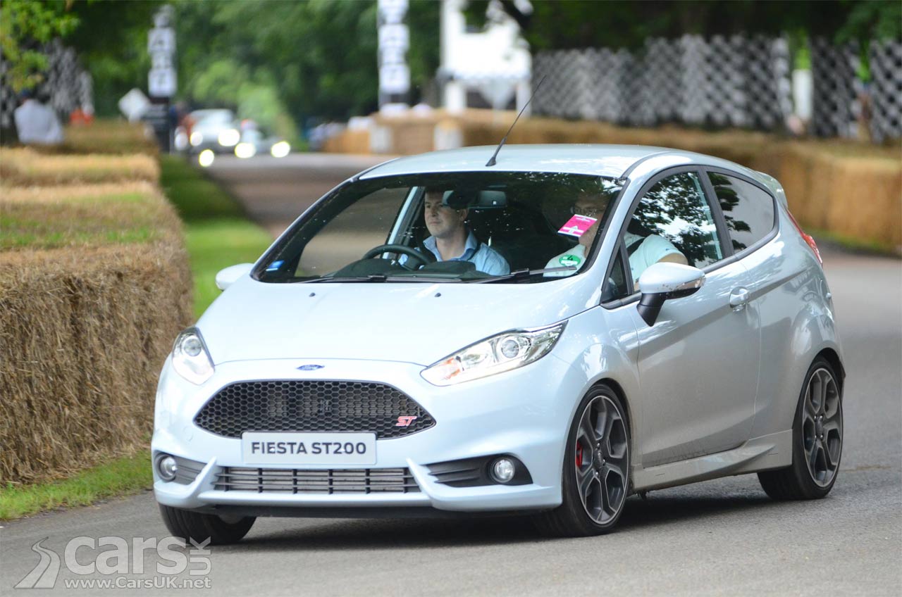 Ford Fiesta 40th Anniversary Brighton Convoy headed by the Fiesta ST200 ...